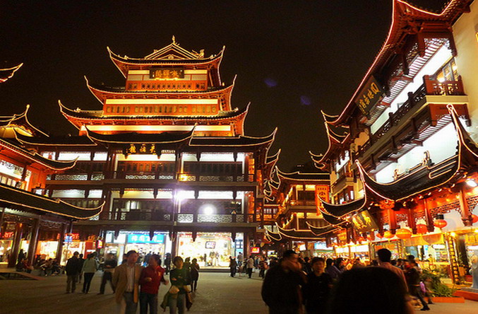 Chenghuang Miao Temple Shanghai – Shopping, Snacks, and Culture all in one